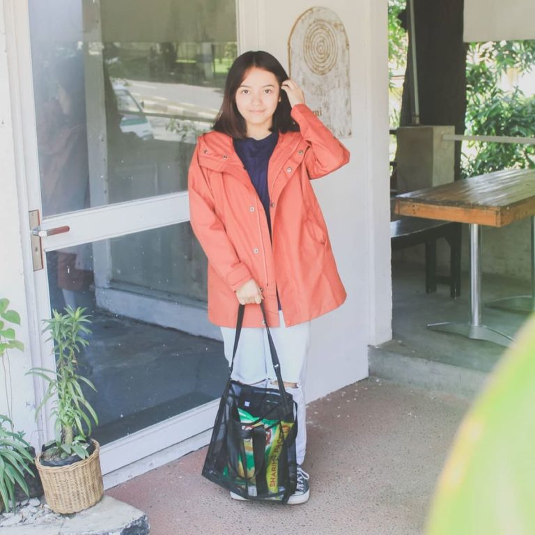 5 Jas Hujan Brand Lokal, Tampil Stylish Sekaligus Lindungi Dari Hujan ...