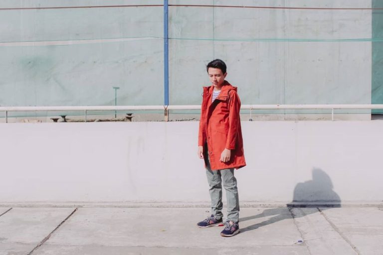 5 Jas Hujan Brand Lokal, Tampil Stylish Sekaligus Lindungi Dari Hujan ...