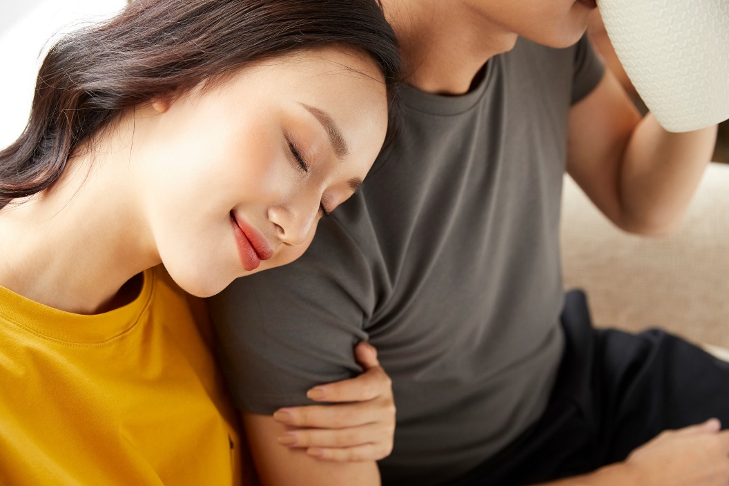Tak Cuma Romantis, Ternyata Cuddling Banyak Manfaatnya Buat Kesehatan ...
