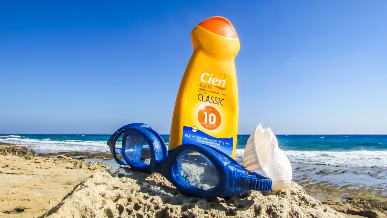 Jangan Salah Lagi, ini Beda Sunscreen dan Sunblock | GOODLIFE