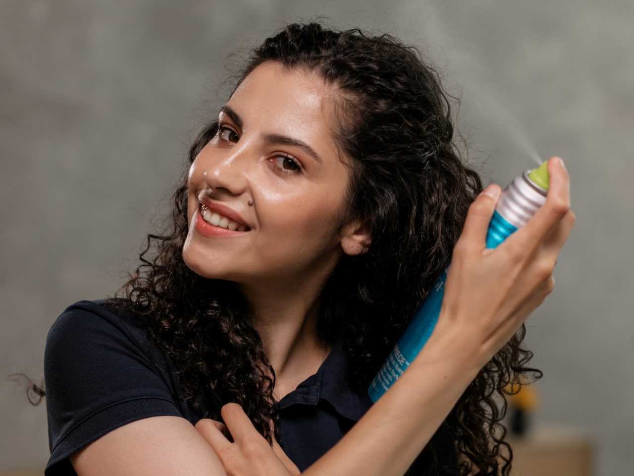 Biar Rambut Tetap Cantik, Kenali Kelebihan dan Kekurangan Dry Shampoo ...